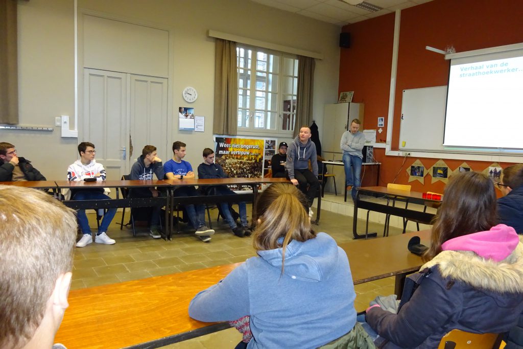 Oud-leerling Thomas Goethals bezoekt samen met collega's klassen 6bso ...